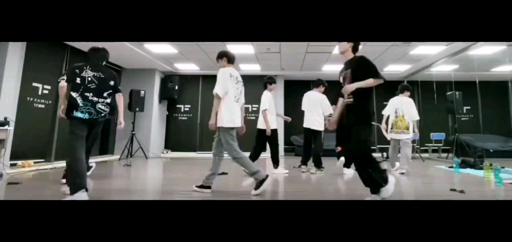 #时代少年团 #TF三代 刘耀文:你们是商量好的吗?朱志鑫:我真服了你们...