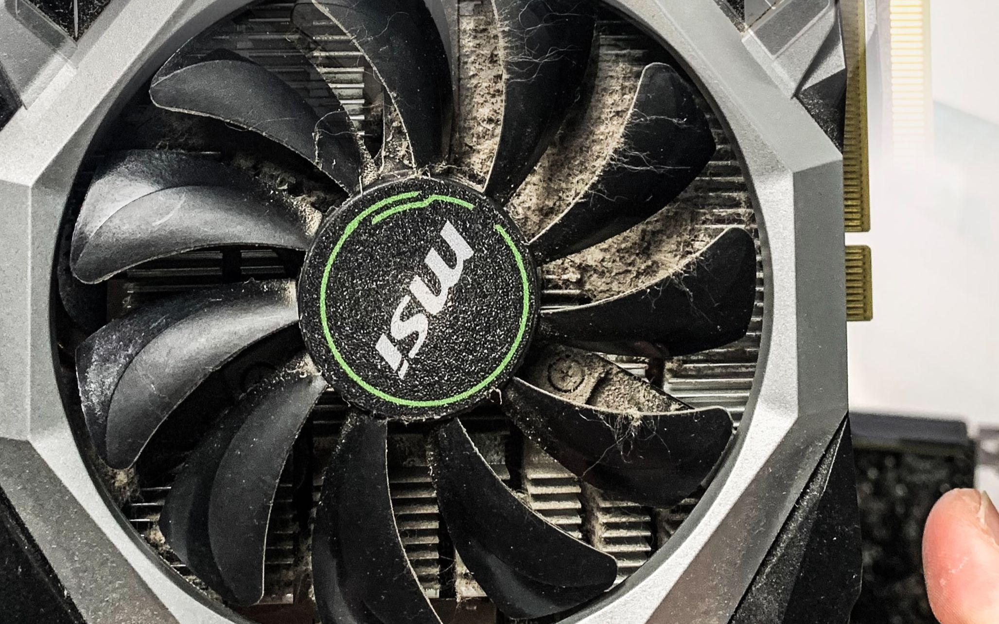 给一张运行了18个月的gtx1660清灰,极度舒适!