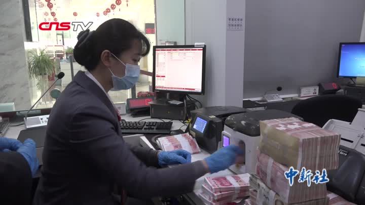 酒精“洗澡”“晒”紫外线 人民币这样被“隔离”消毒