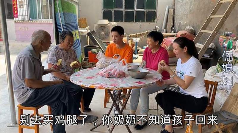 硕硕时隔几月没回家,不忘给老人带好吃的,奶奶高兴地直夸真孝顺