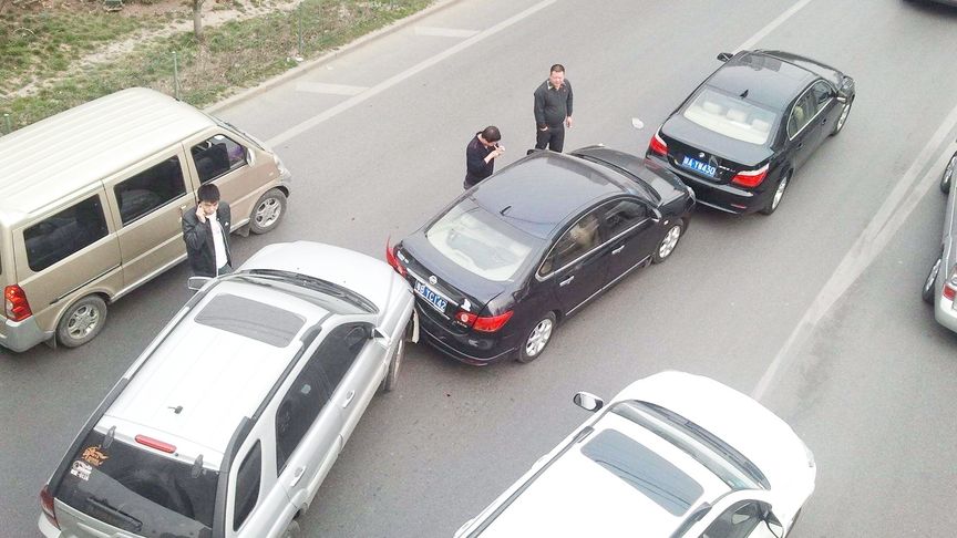 车辆被剐蹭了,是私了还是走程序,怎么处理才不会吃亏?