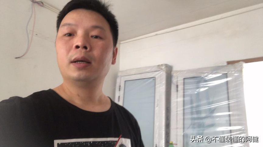 小白自己动手改装房子,今天更换厕所门,居然完美无损的安装上了
