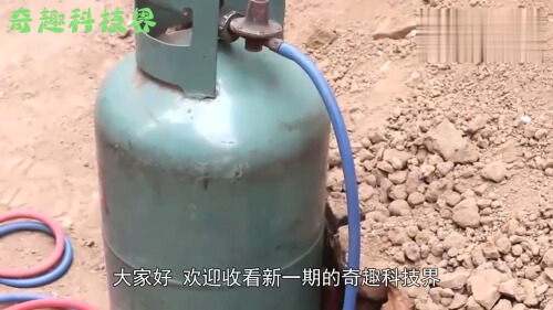 老外把几十个巨型鞭炮,塞进煤气罐中,点燃的瞬间太震撼了!