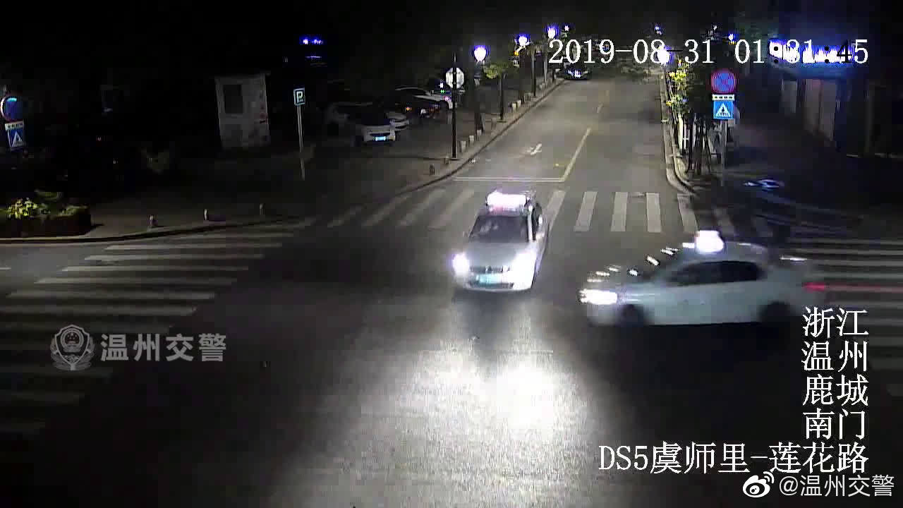 ...车身颜色和标识也一致,还属于同一家汽车服务有限公司。两车副驾驶...