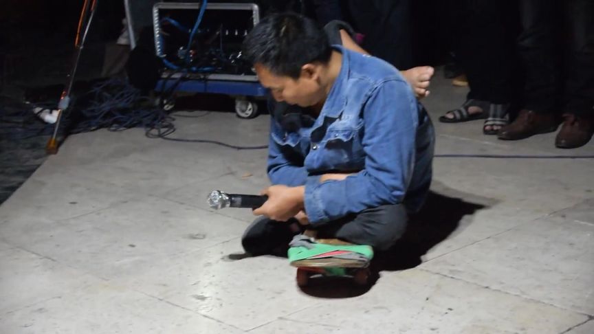 残疾人到小镇唱歌乞讨。看着很可怜,帅小伙也献出了爱心