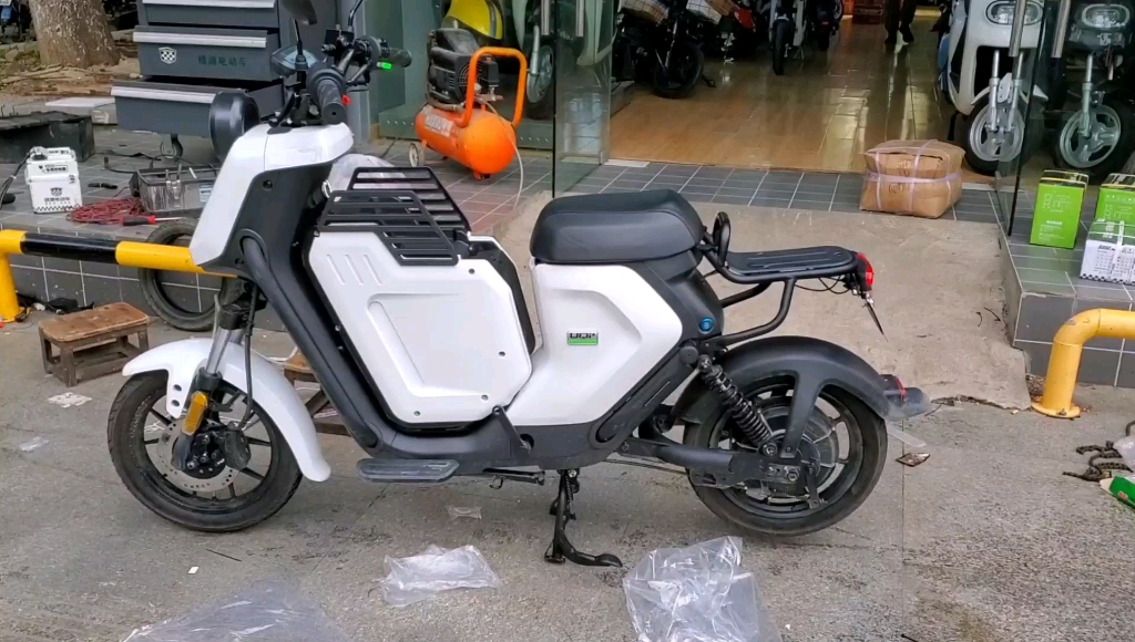 小伙看到一款6000多的新国标电动车,续航95km,时速25km,不知道可...