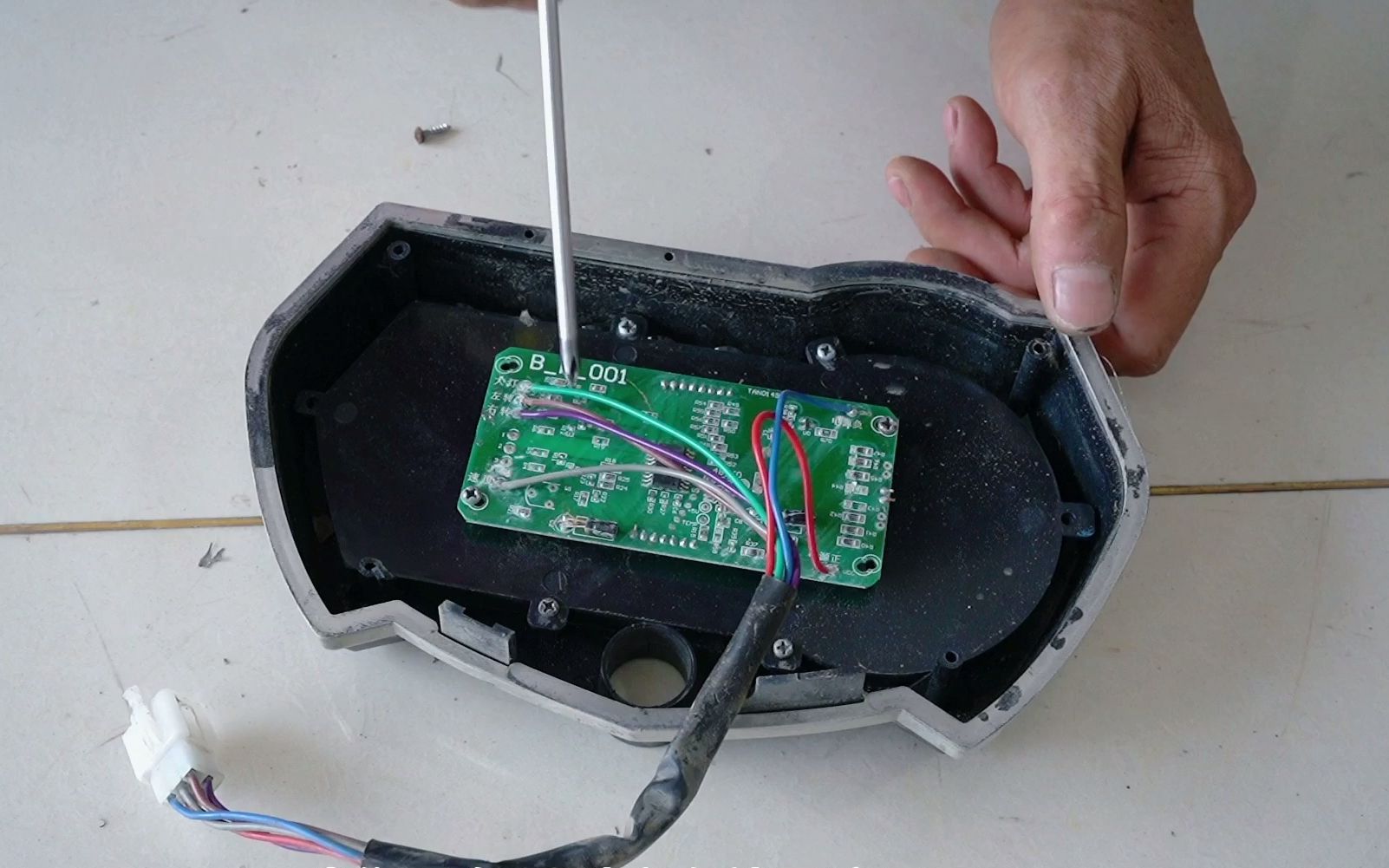 电动车仪表进水后里面是什么样?能不能维修好?一起看结果