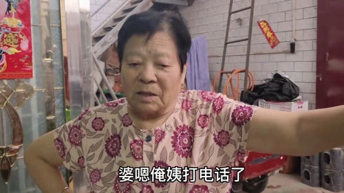 相差12岁的小姨妈太难了,粥粥拿2根红肠换走一堆水果,还不敢说