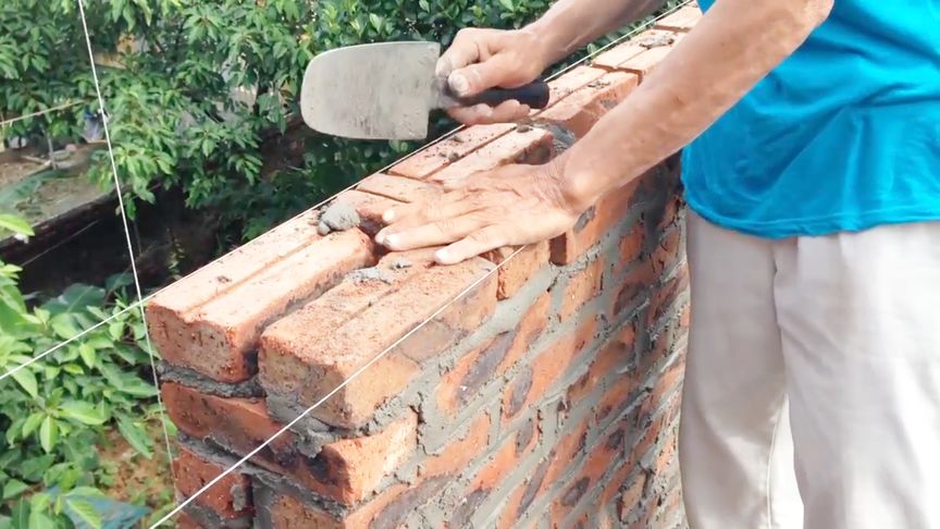 农村老师傅的砌砖教程,这样砌墙保证不会歪!