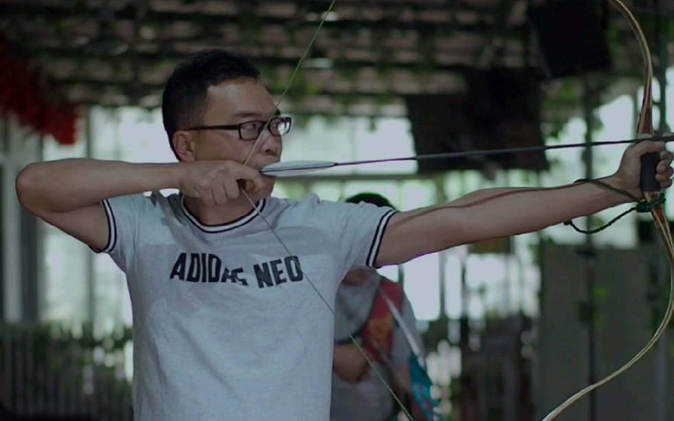 传统弓射箭竞技射法后手展示