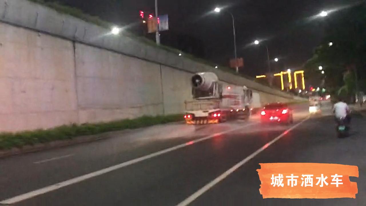 夜遇城市洒水车洒水街道作业,一路洒水除尘清洁街道卫生
