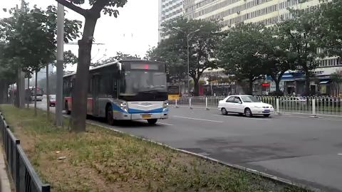 北京公交118路 华宇160A无轨电车通过花园桥东站