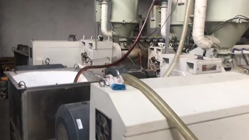 PPR管材生产过程,看着挺简单的,塑料颗粒加进去,管子就出来了