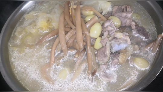 白果炖鸡操作简单汤鲜肉嫩,具有健胃补脾的功效,老人小孩都喜欢