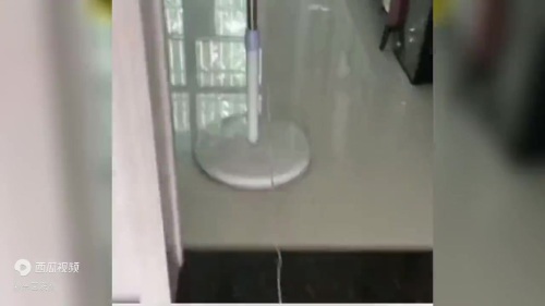 家中停电孙女却睡的很香,原来是爷爷将风扇接数个排插连货车发电