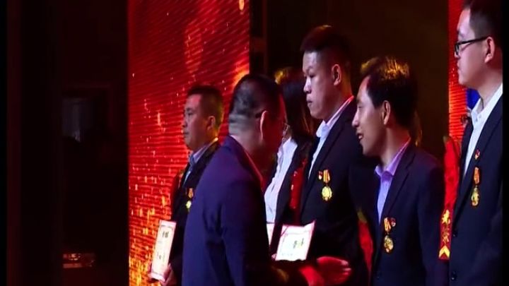 临县举行庆祝“五一”国际劳动节暨劳动模范表彰晚会