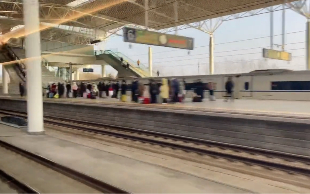 G1974次列车跨越蚌埠南站