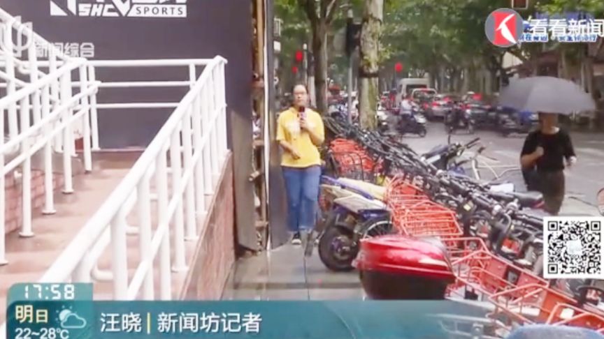 挤得满满当当!共享单车占据人行道 市民通行安全隐患大