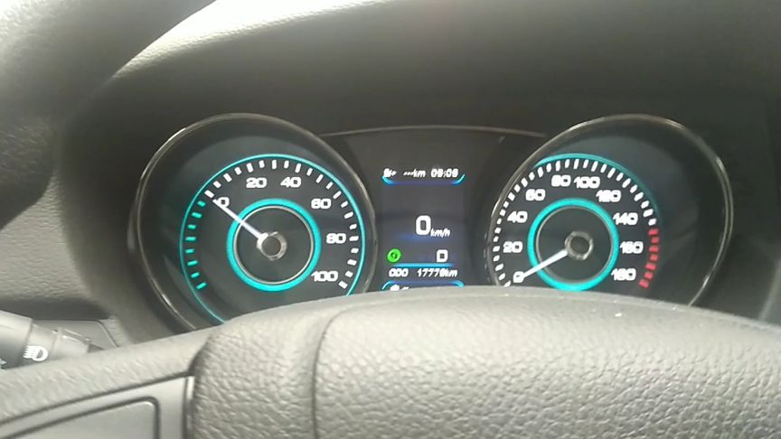 新能源汽车续航里程显示为0,离充电站还有2公里,上演生死时速。