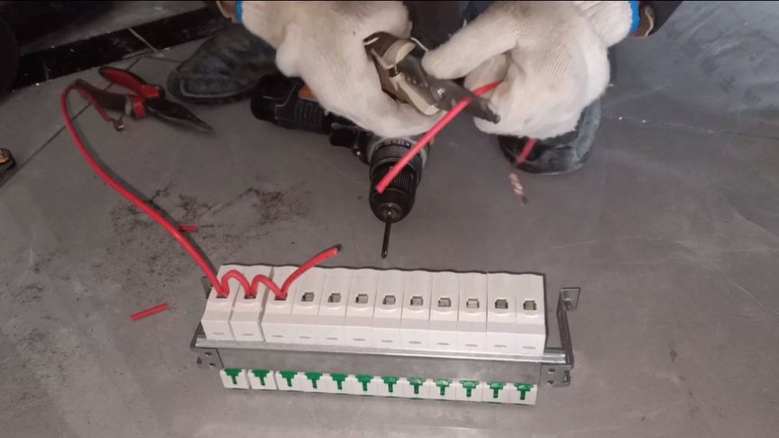 水电工:空气开关为什么要用两P的?一P的也一样