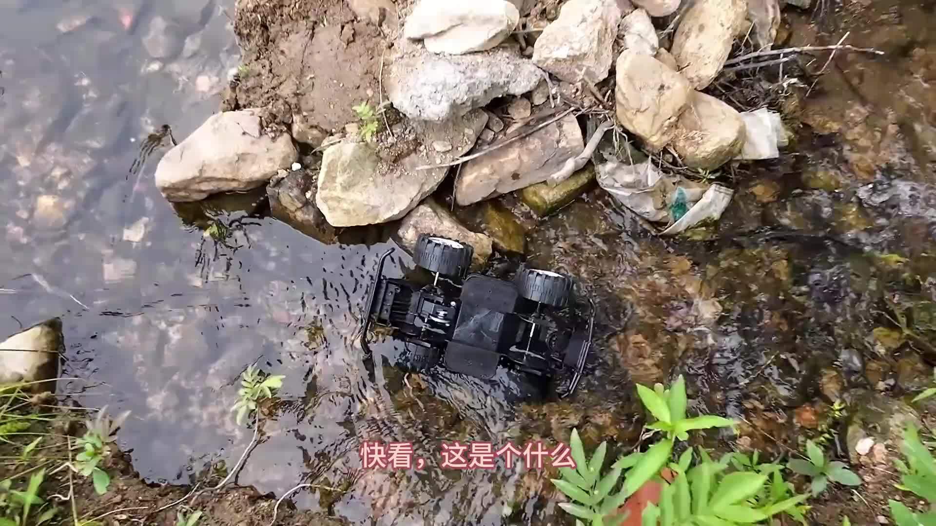 野外小河里,发现一辆大皮卡车玩具,车斗里装满石头竟然还可以跑