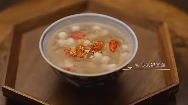 煮至八分熟的鸡头米,淋点桂花酱,Q弹甘甜绝了丨人间有味山河鲜