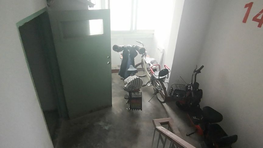AR视角 | 小区里的电动车为啥热衷上楼?物业管理人员犯愁!
