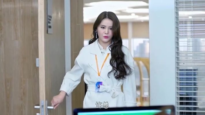 美女策划部经理在面对公司困难 没想到完全不起作用!