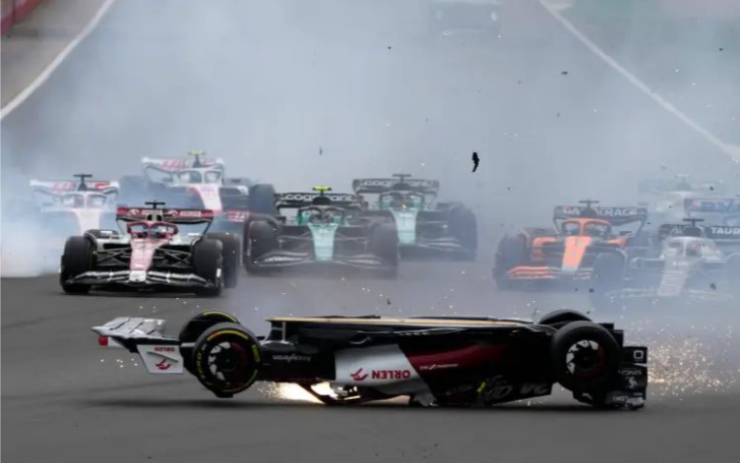 f1 重大事故 周冠宇被撞翻车