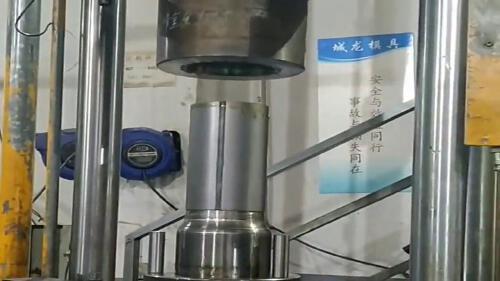 国外引进的液压机就是好用,这样的工作效率,是之前的多少倍?