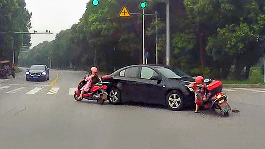 交通事故合集:红绿灯路口争分夺秒,这一次尴尬了吧?
