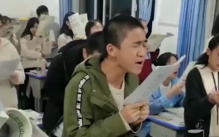 高三男生大汗淋漓背书引争议,班主任:孩子从基础弱到稳居班上前三