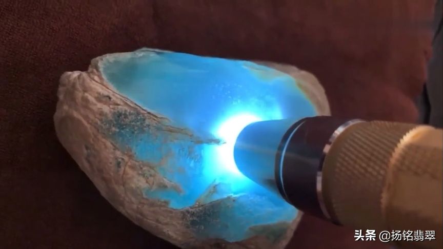 男子穿着朴素,手上竟有价值几千万的翡翠藏品,看专家鉴定怎么说
