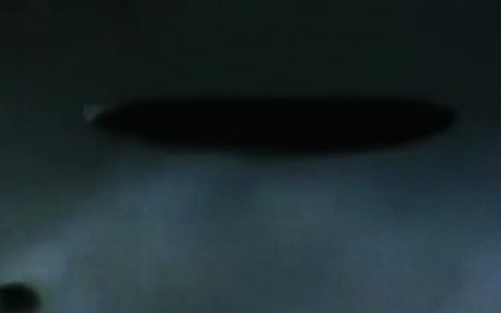 不明飞行物UFO,隐藏在云层中,被偶然拍摄到