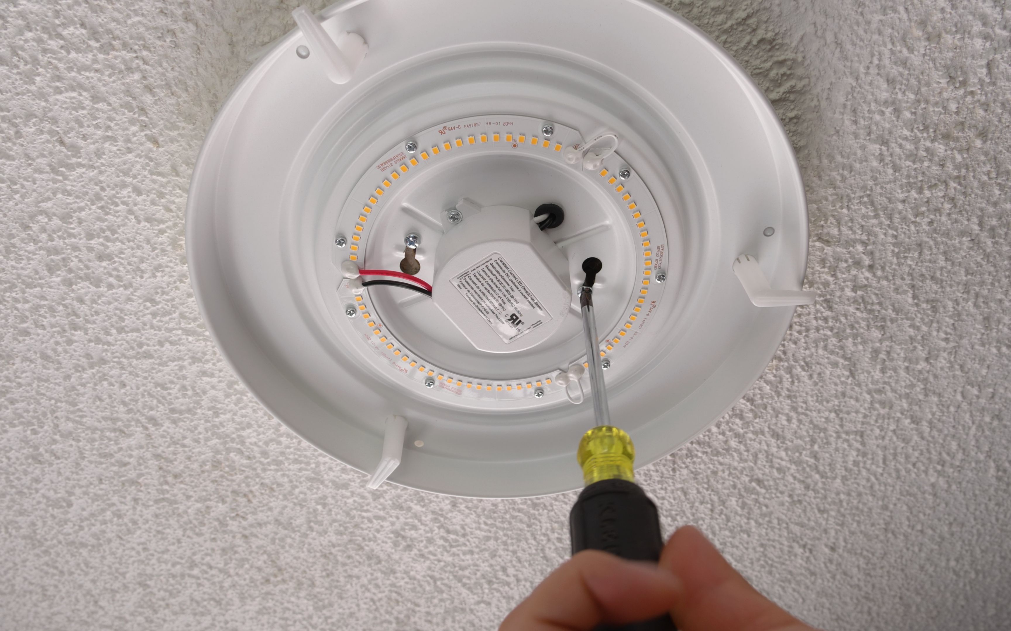 如何安装LED吸顶灯