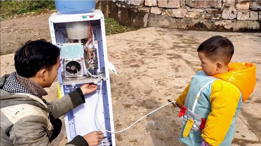 饮水机不出水,打开后媳妇和儿子都惊呆了,看阿斌怎么处理的