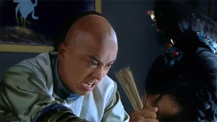 新还珠格格:容嬷嬷扎紫薇,尔康一脚踹飞她,反手拿起针扎她身上