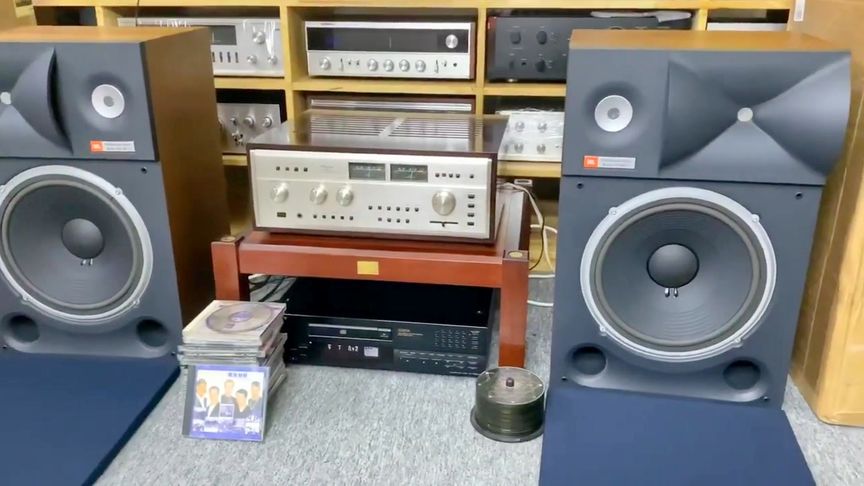JBL 4425MKii监听音箱,采用12寸低音和号角高音,声音开扬动态好