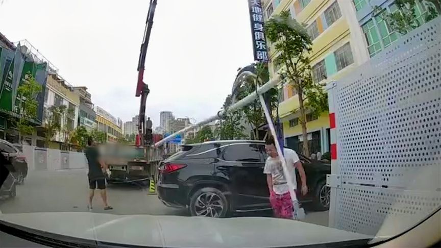 潮州一吊车施工时路灯杆掉落,路人经过瞬间被砸中,现场太惊心