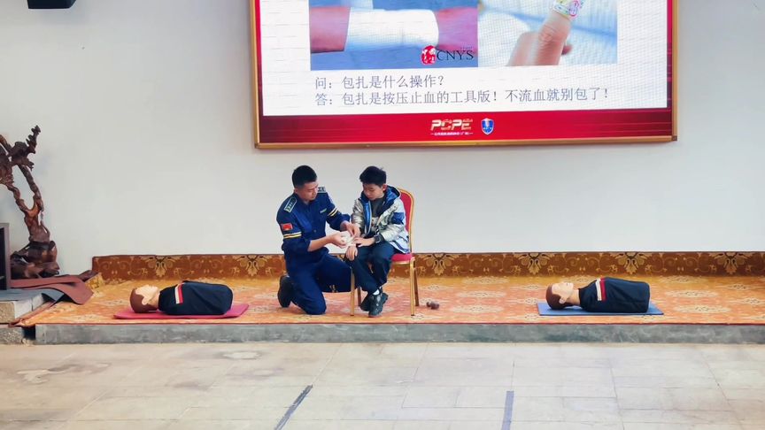 家长和小孩一起学习包扎的知识,如何通过纱布绷带进行按压止血。