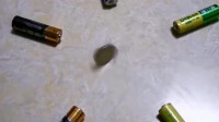 硬币自己就转动起来了,不知道这是什么原理呢,这也太神奇了吧