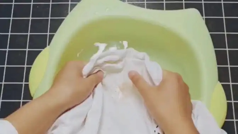 衣服上的顽固油渍如何去除?掌握这些小妙招,让你的衣物焕然一新