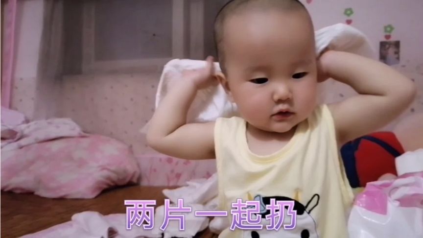 宝宝晚上不睡觉玩纸尿裤可欢了,妈妈让他尽情发挥,最后帮忙收拾