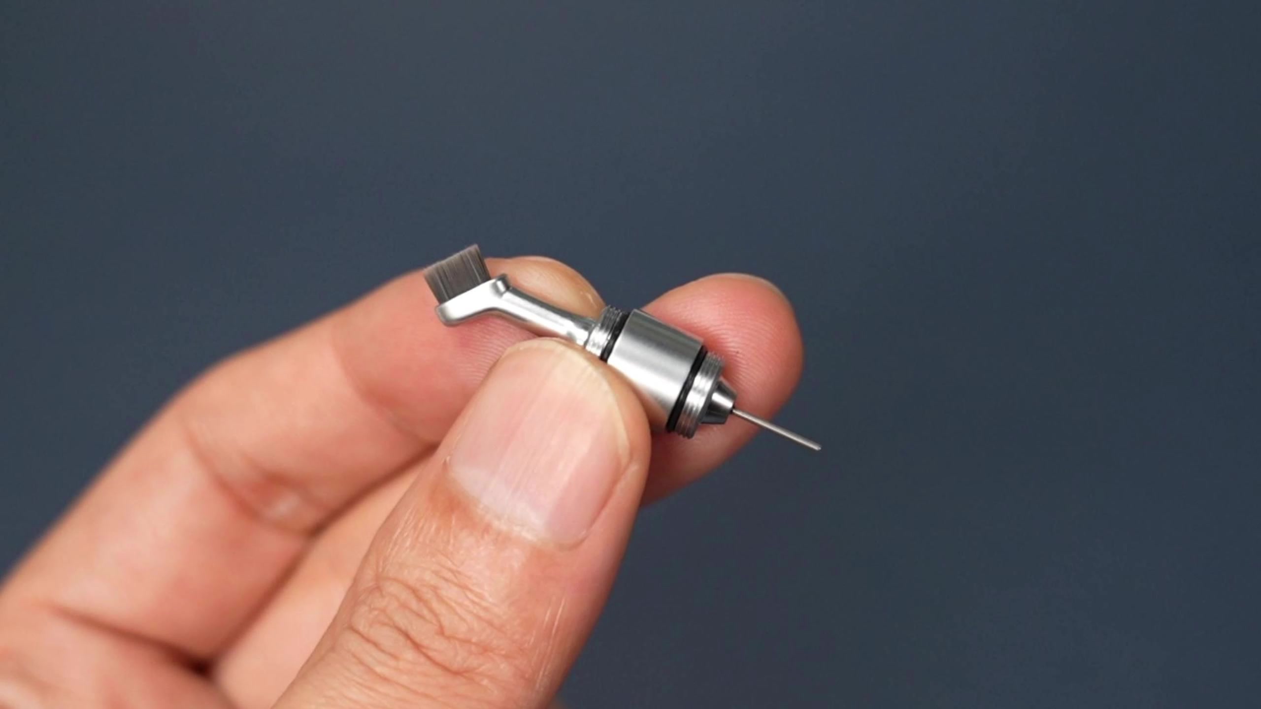 全金属的清洁小挂件,还有一根不会丢的取卡针,很方便#海备思耳机清洁...