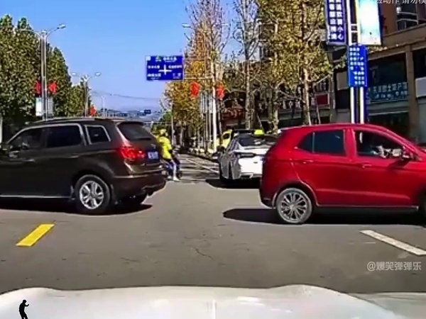 盘点那些搞笑的交通事故,背对背得拥抱