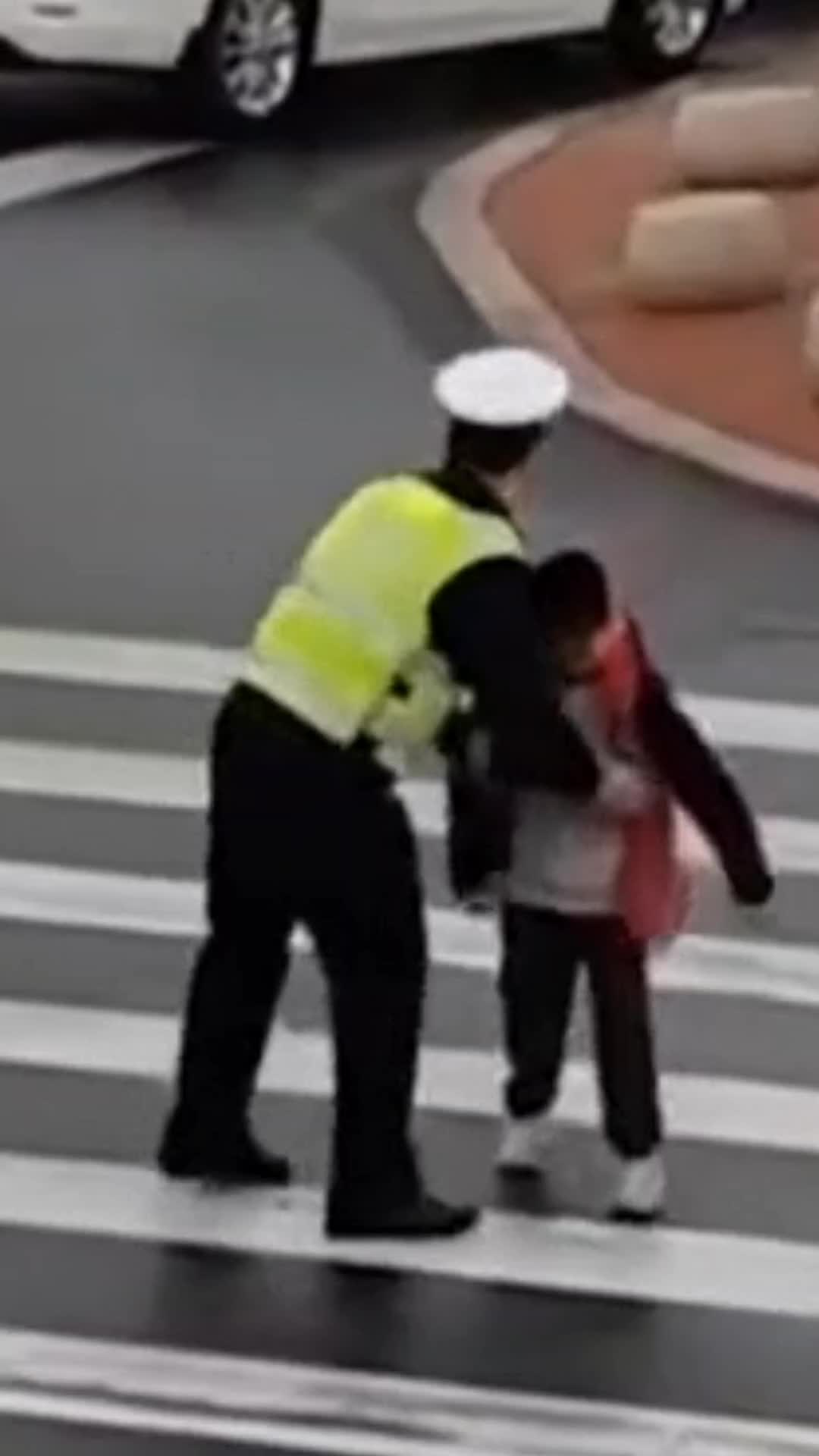 ...#大街上看到的一幕ߔ� #冫#宣传正能量 #交通安全 #致敬人民警察