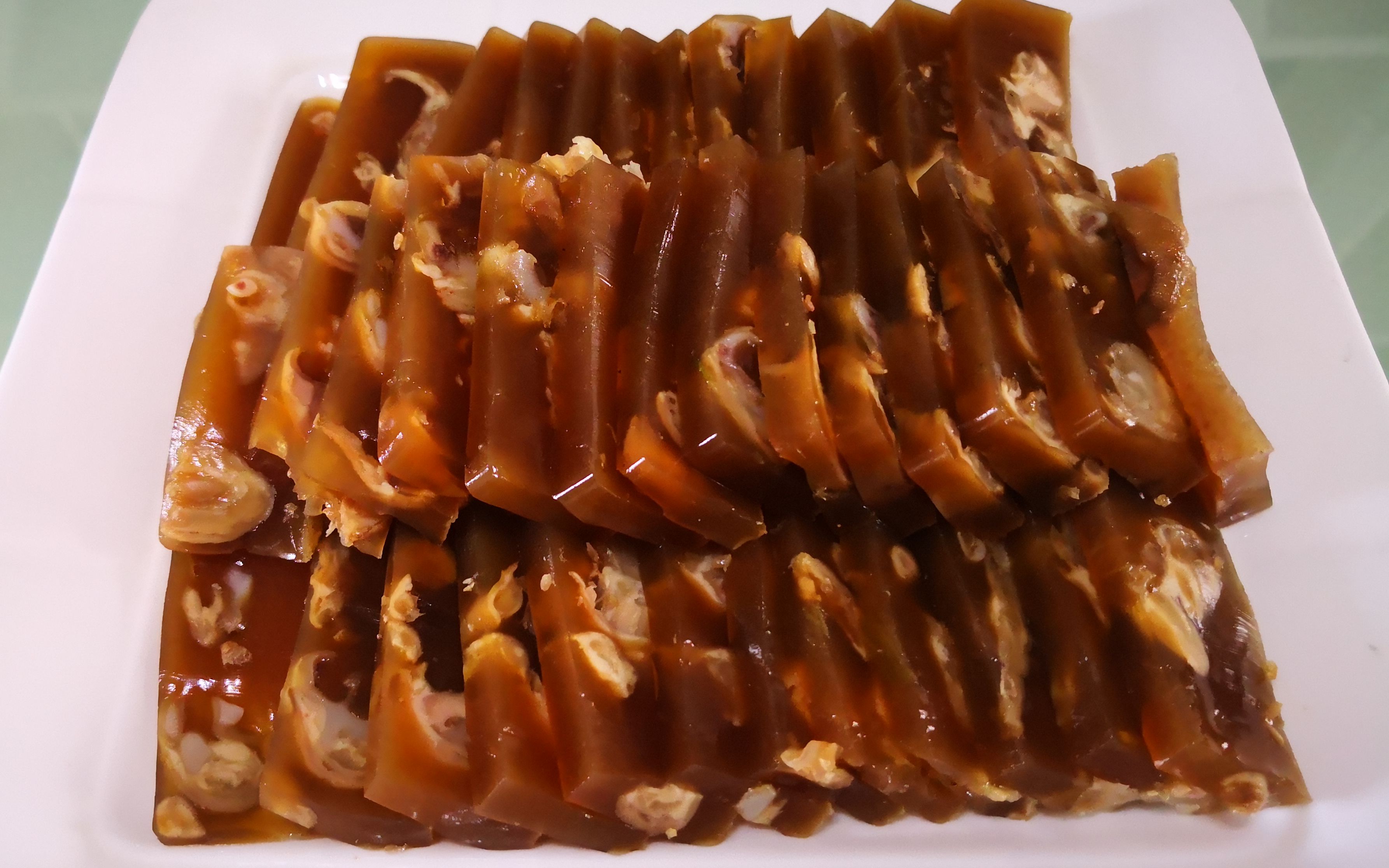 你还在做肉皮冻吗?还是试试这道美味鸡爪冻吧
