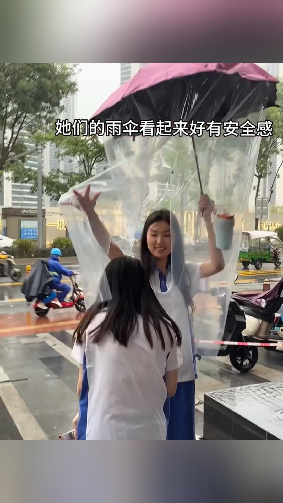 她们的雨伞看起来好有安全感,网友:这简直就是我的梦中情伞!