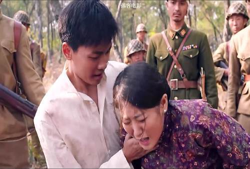 「生死血符」鬼子挟持着一个孕妇来抓八路,结局太感人了