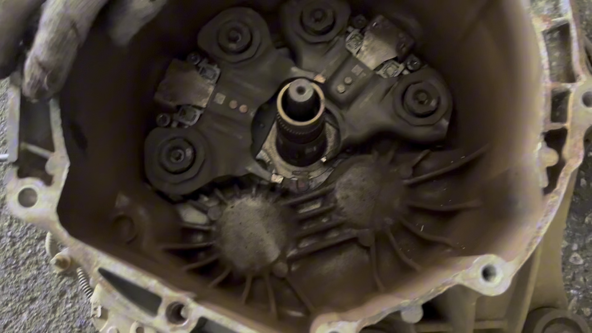 福特福克斯常见的问题离合器拨叉损坏#汽车保养与维修 #变速箱故障 #...